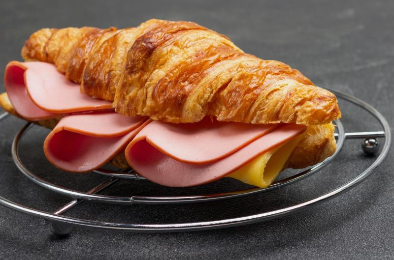 Rychlý recept na croissanty se šunkou a sýrem: Slané pečivo z listového ...